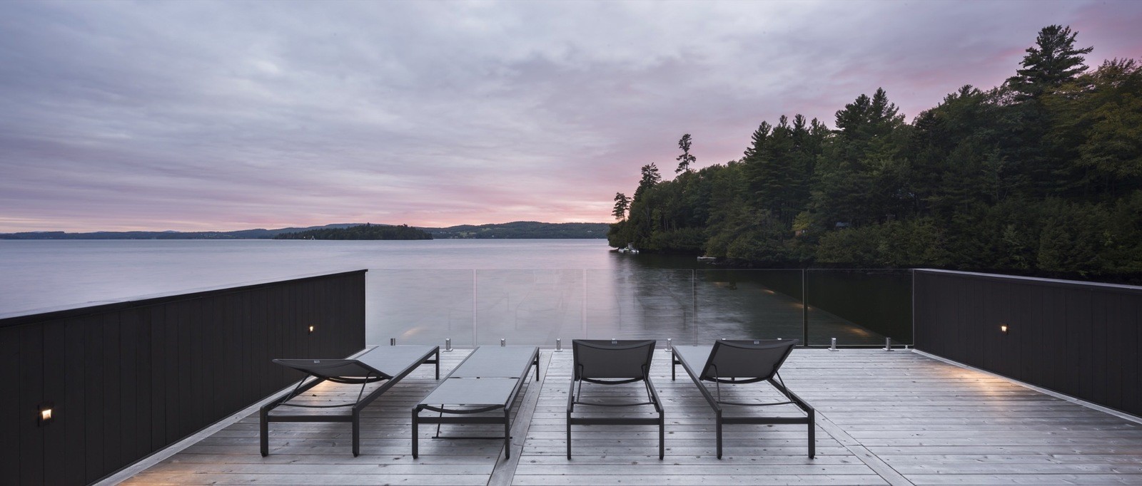 Mesmerizing lake house from Canada - Loftspiration