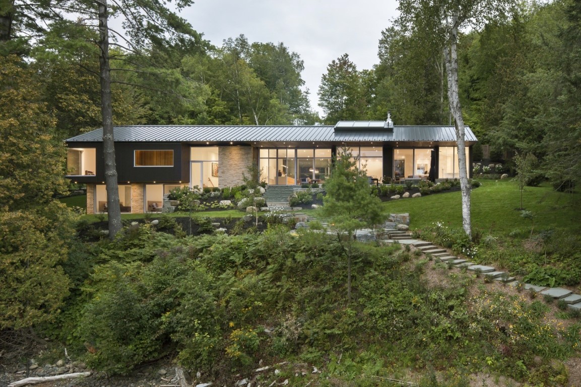 Mesmerizing lake house from Canada - Loftspiration